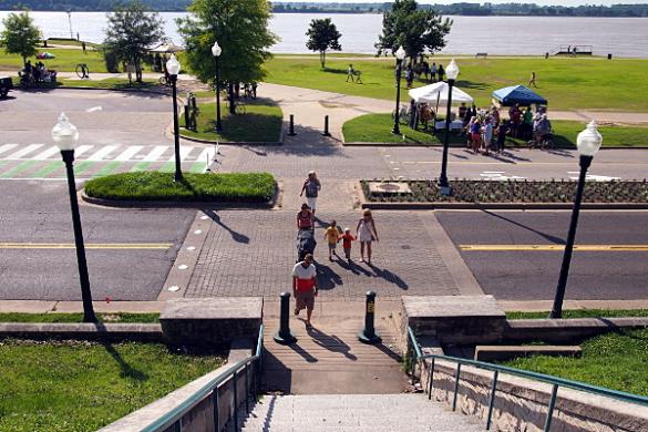 Memphis Turns Two Highway Lanes Into a Car-Free Oasis By the ...